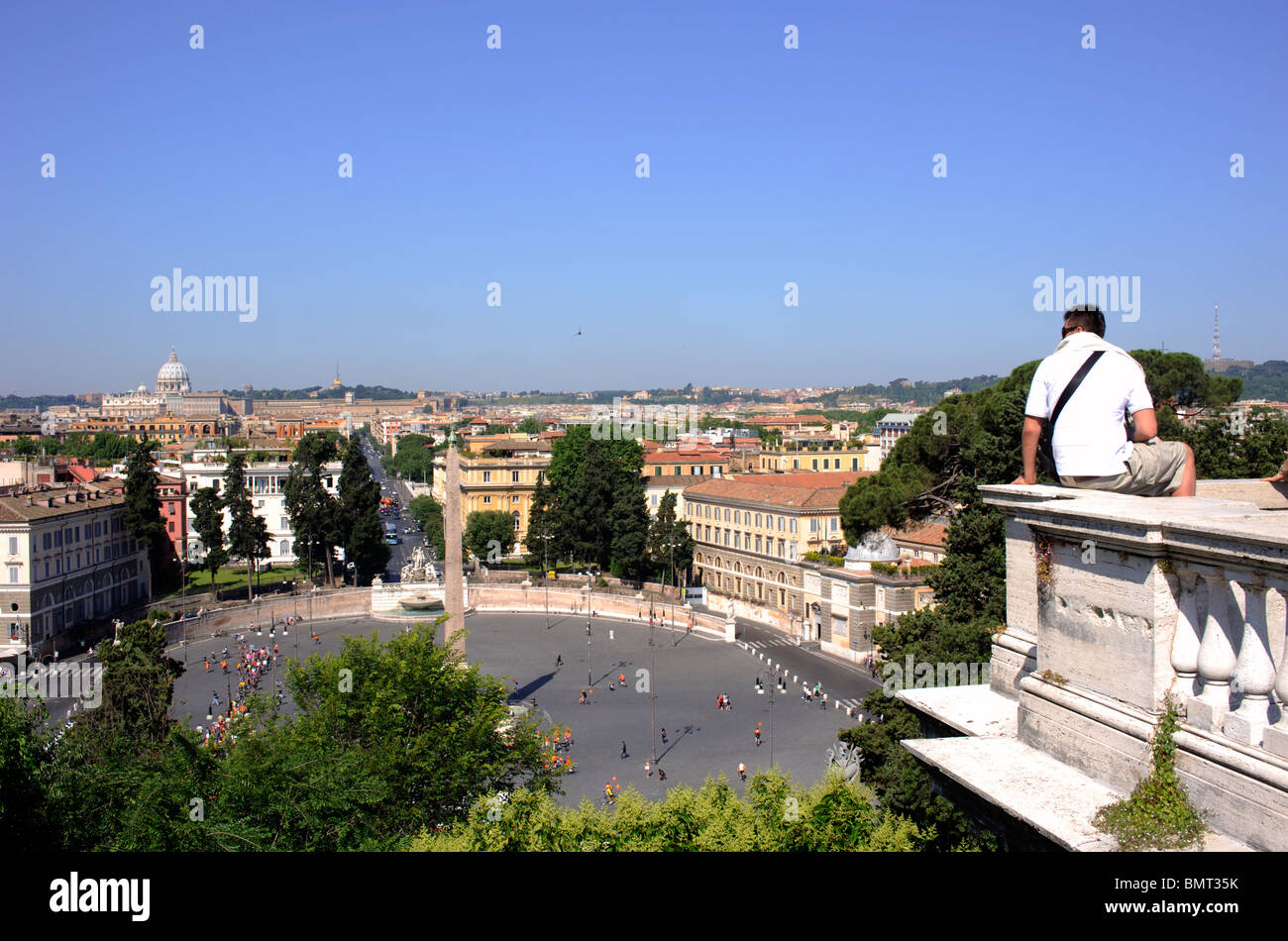 Italia, Roma, Collina del Pincio, terrazza affacciata su Piazza del ...