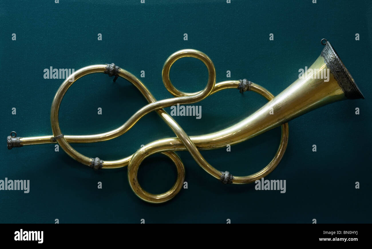 Antique trumpet immagini e fotografie stock ad alta risoluzione - Alamy