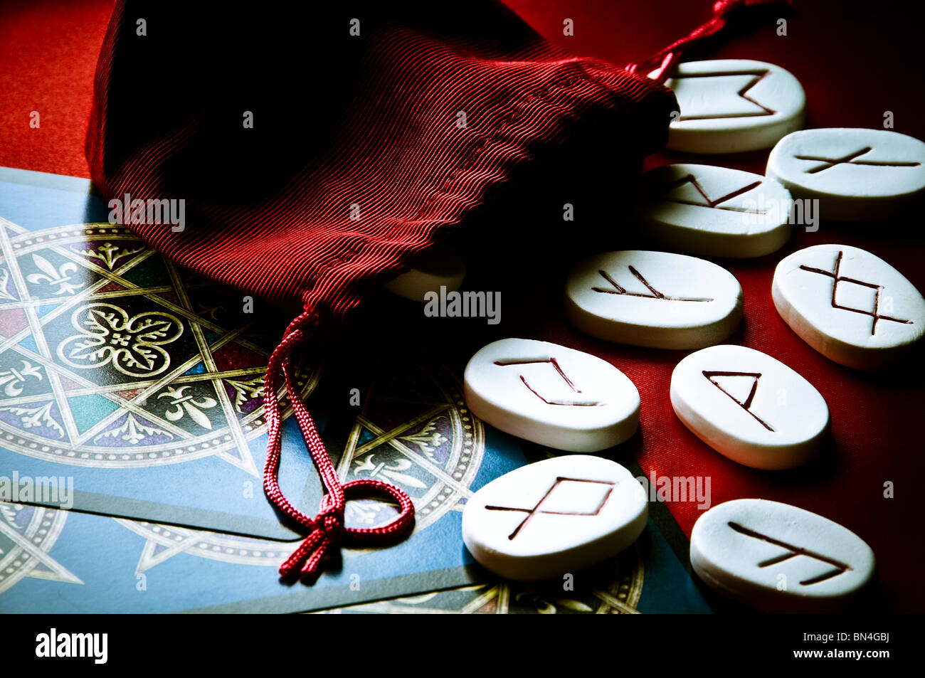 Runic symbols immagini e fotografie stock ad alta risoluzione - Alamy