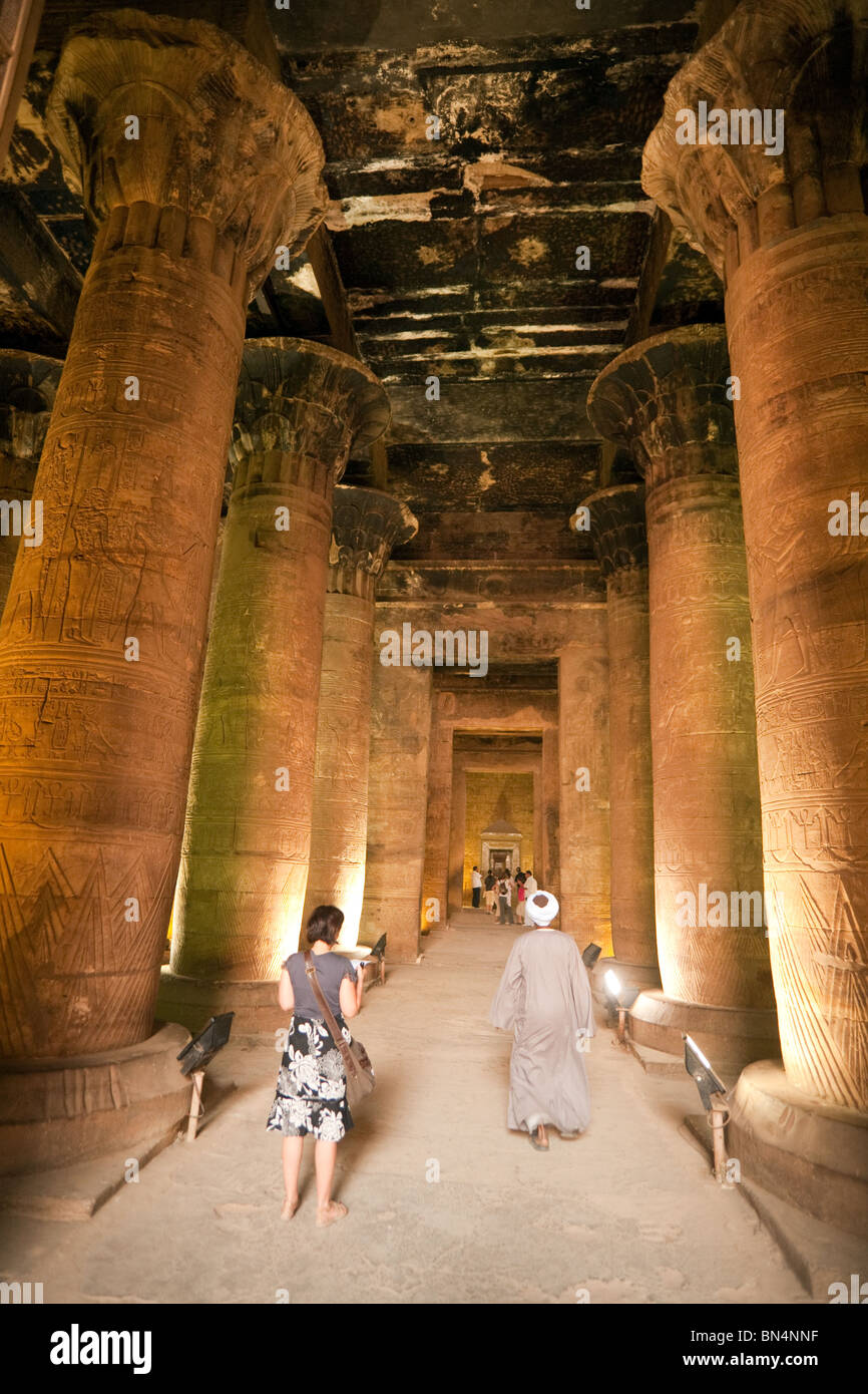 I turisti e le guide del Hypostyle Hall, Tempio di Horus in Edfu, l ...