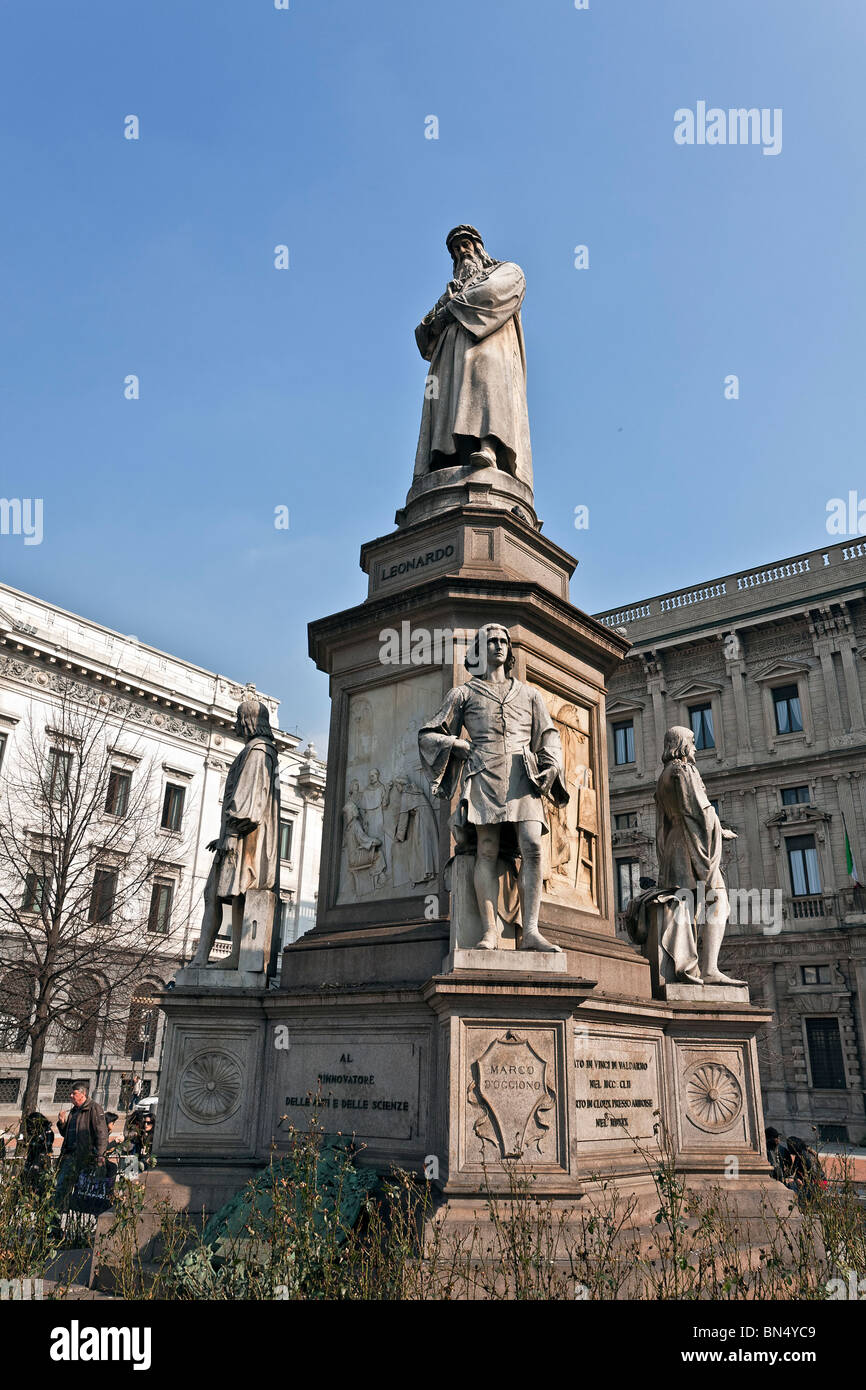 Leonardo Da Vinci Statua in Piazza della Scala, Pietro Magni sculputo ...