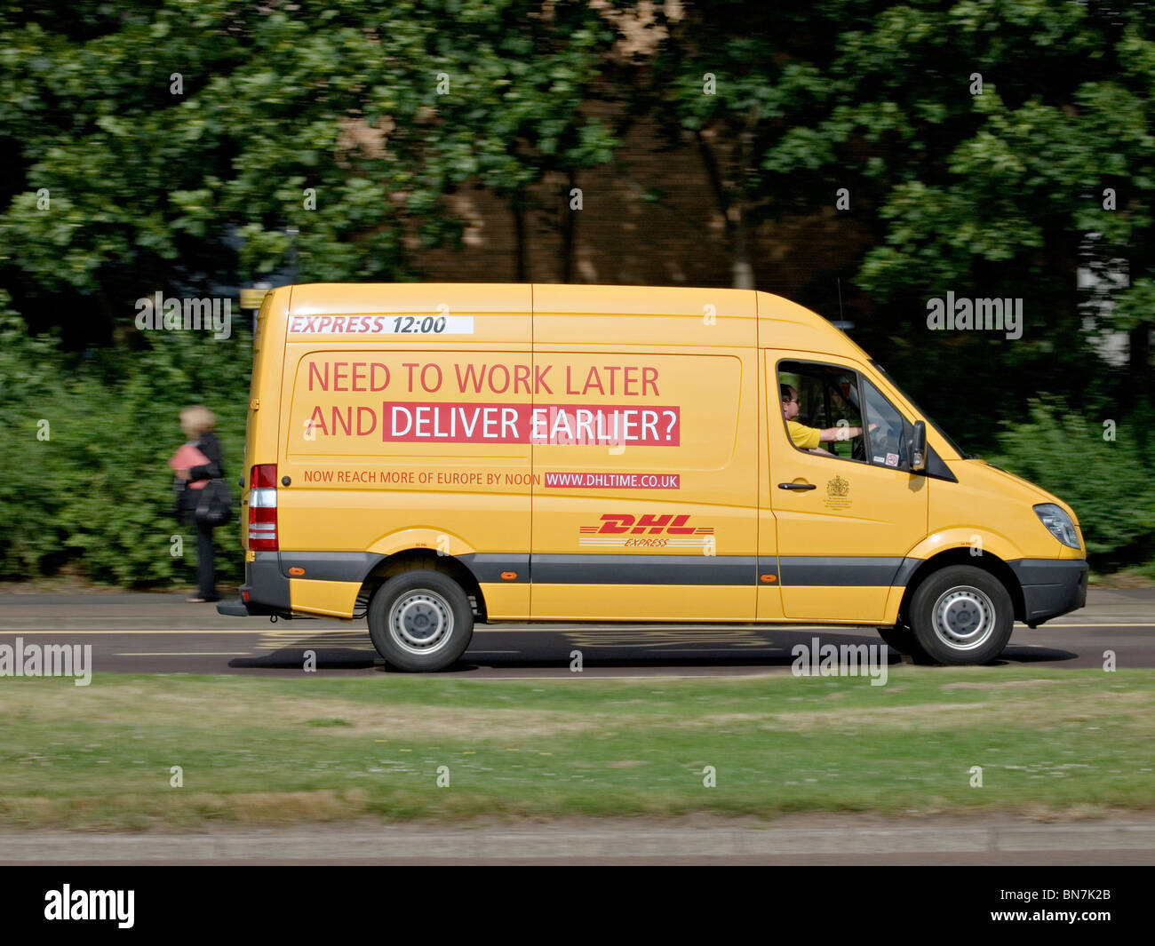 Dhl express delivery van immagini e fotografie stock ad alta ...