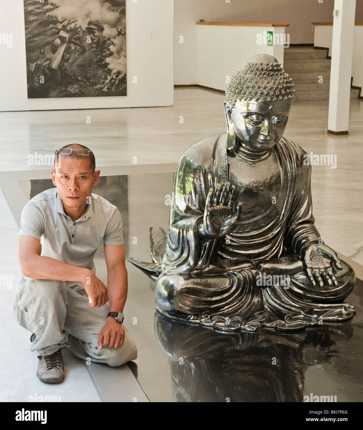 Artista cinese Zhang Huan in posa con la sua scultura "Buddha della ...
