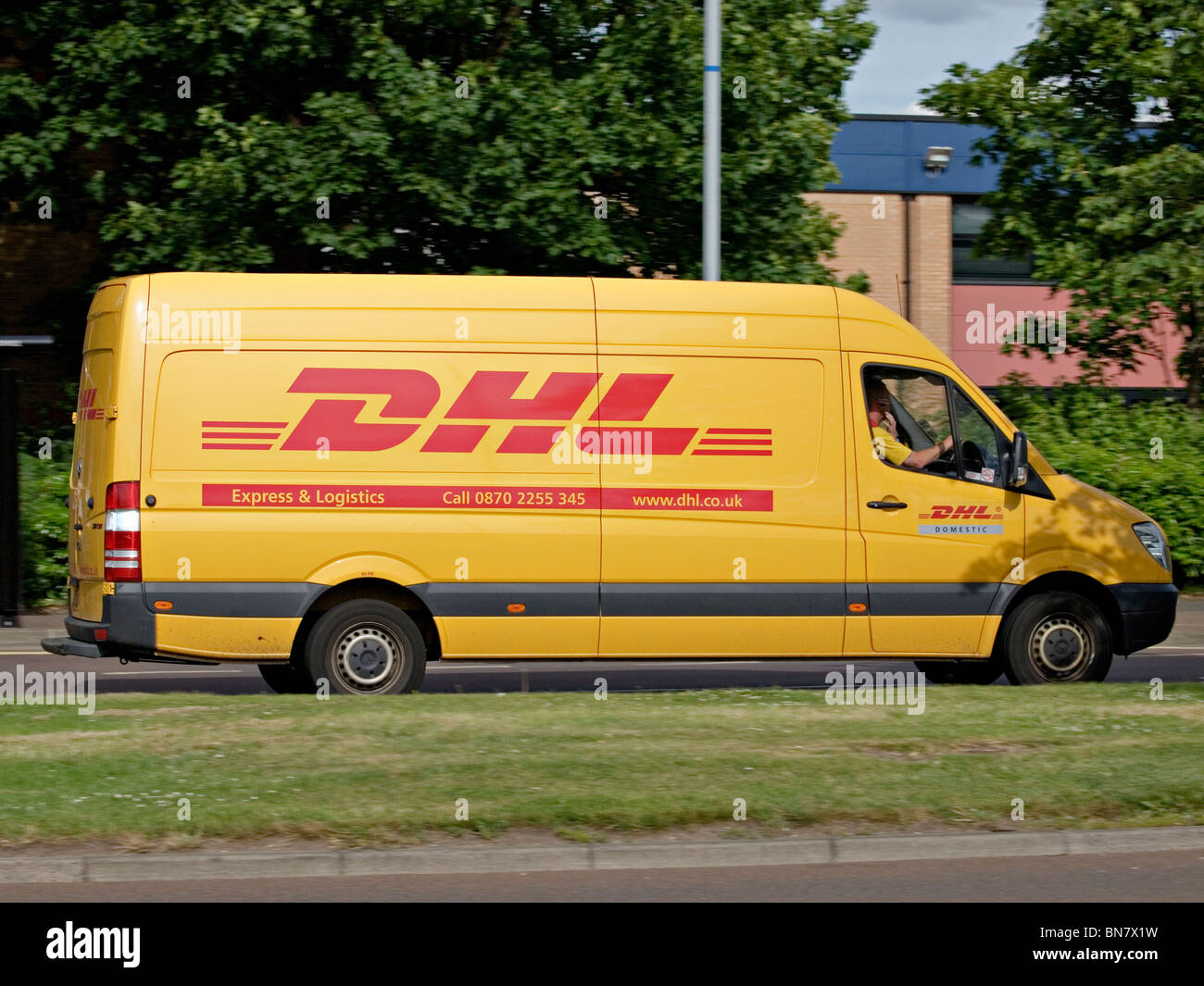 Dhl express delivery van immagini e fotografie stock ad alta ...