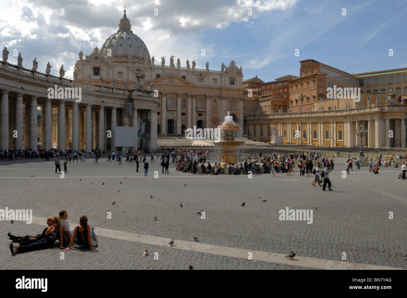 Basilica di san pietro e piazza san pietro nella città del vaticano ...