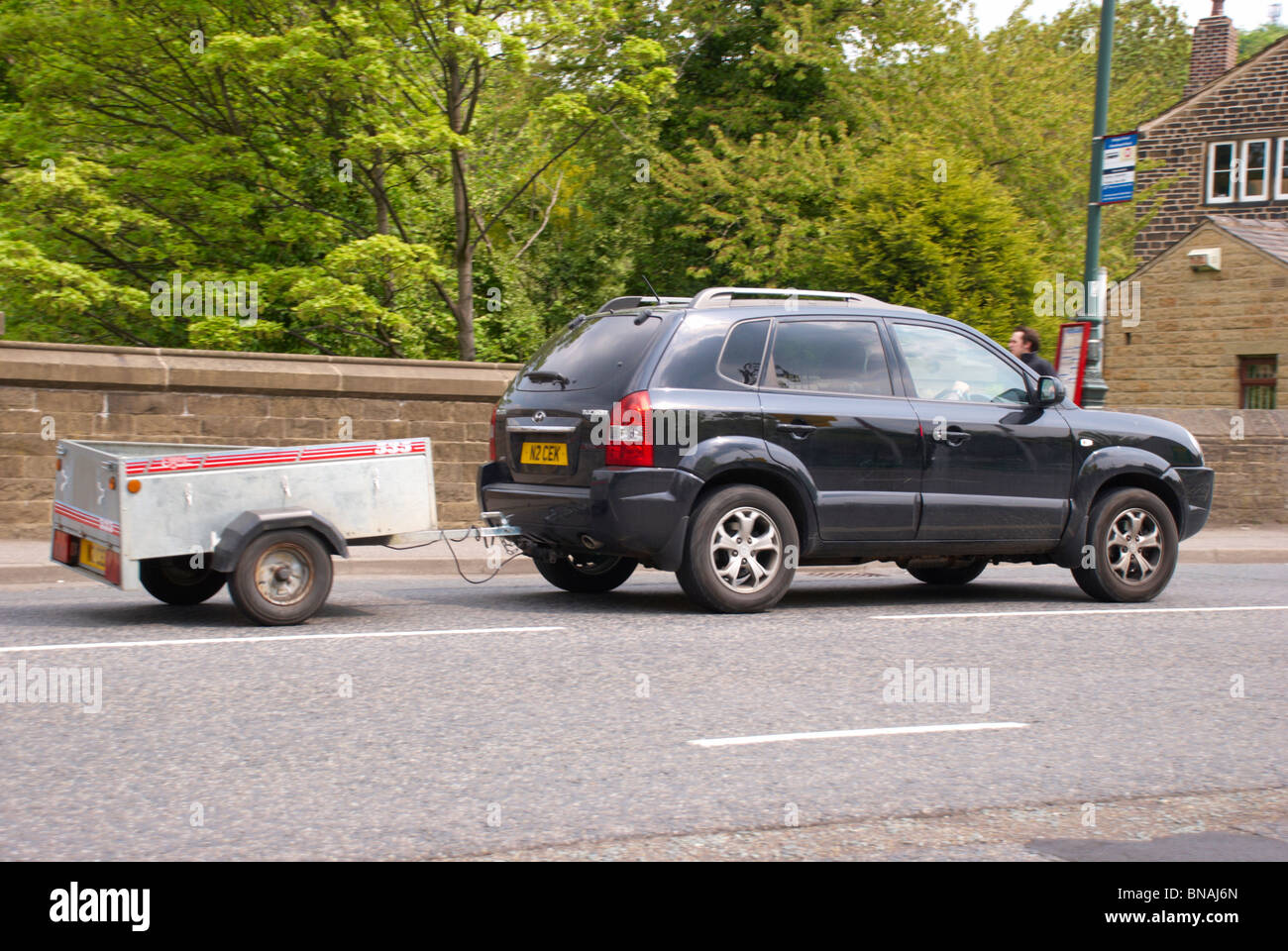 Trainare un rimorchio con auto immagini e fotografie stock ad alta ...
