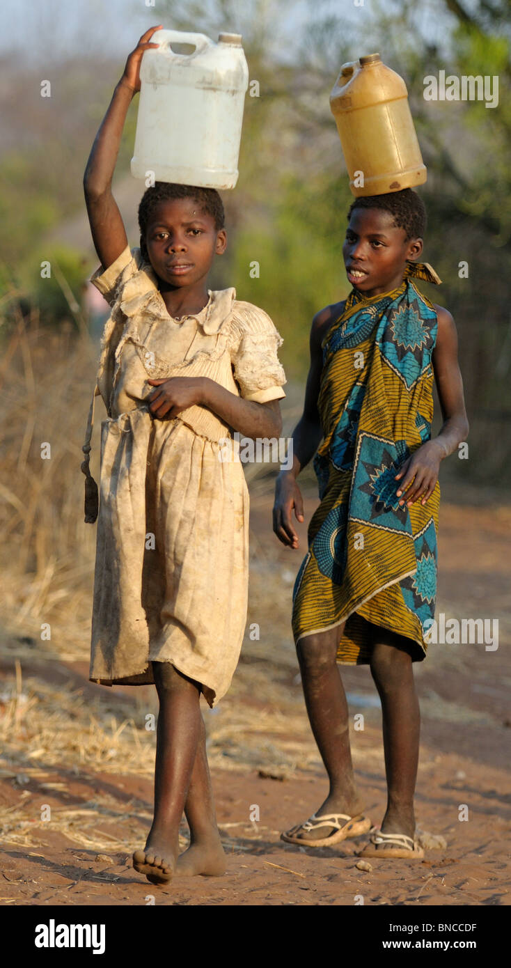 Bambino Africano Scettico Acqua Ho Visto Che Qualcun Altro L'ha Fatto,
