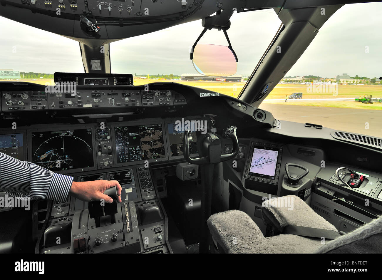 Boeing 787 dreamliner cockpit controls immagini e fotografie stock ad ...