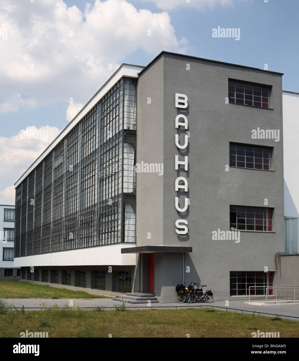 Il Bauhaus edificio scolastico a Dessau, Germania con Brompton ...