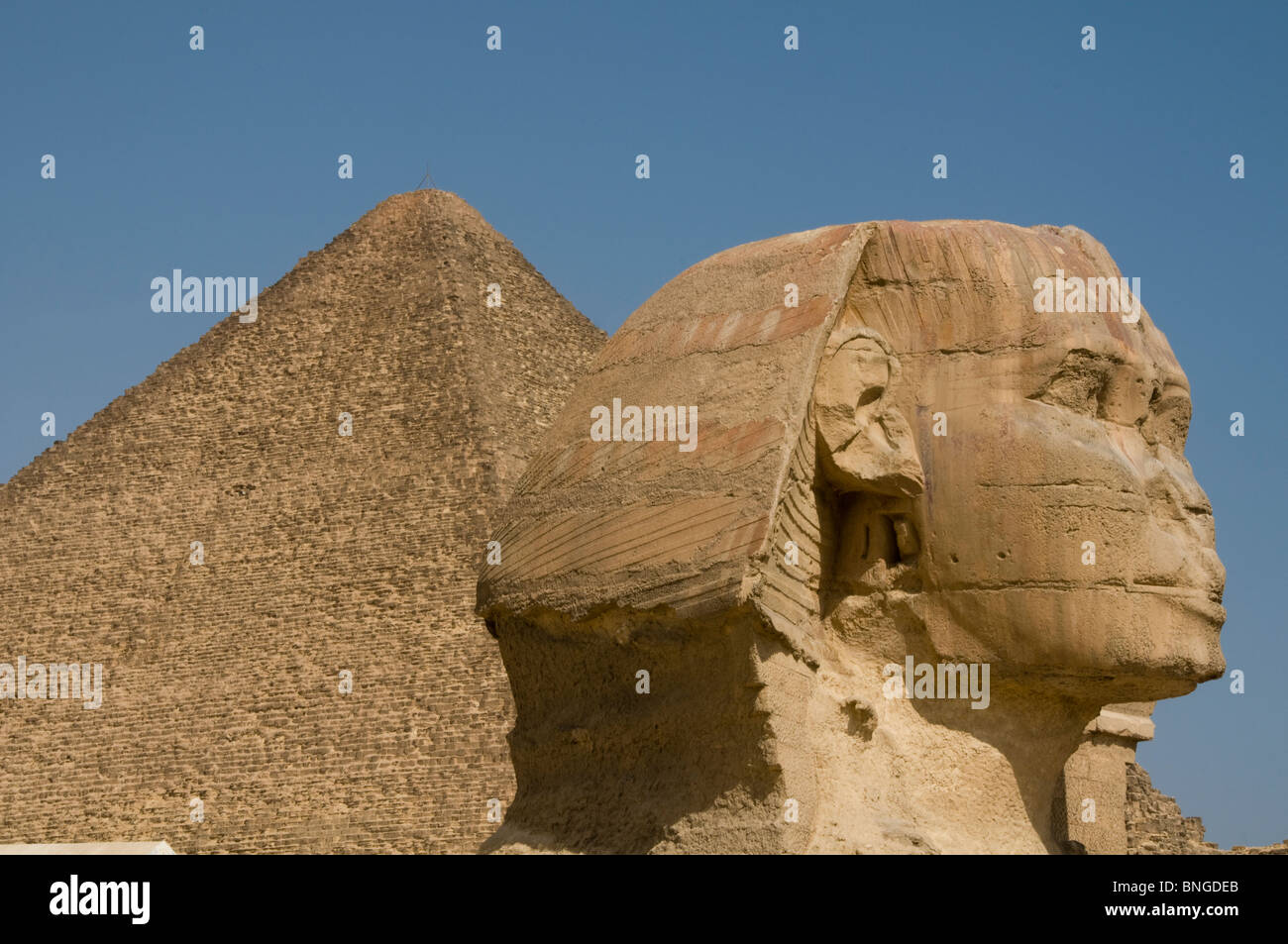 La Sfinge si siede all'ingresso delle grandi piramidi di Giza in Il ...