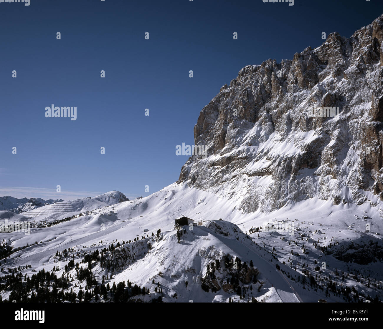Piz Sella Stazione della Funivia con il Col Rodella in background sotto ...
