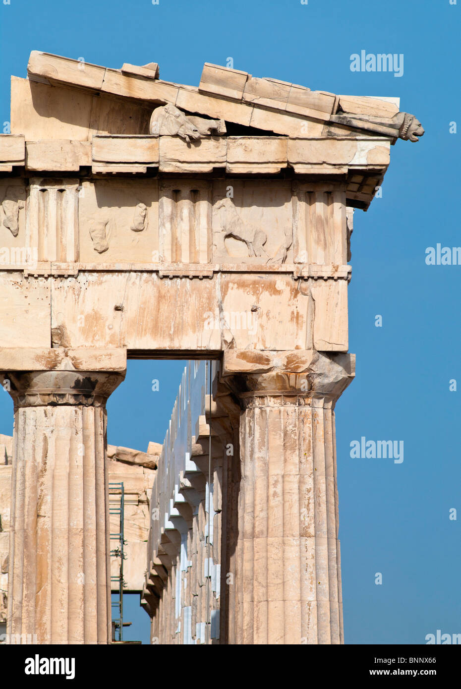 Dettaglio del frontone orientale e la trabeazione del Partenone Foto ...