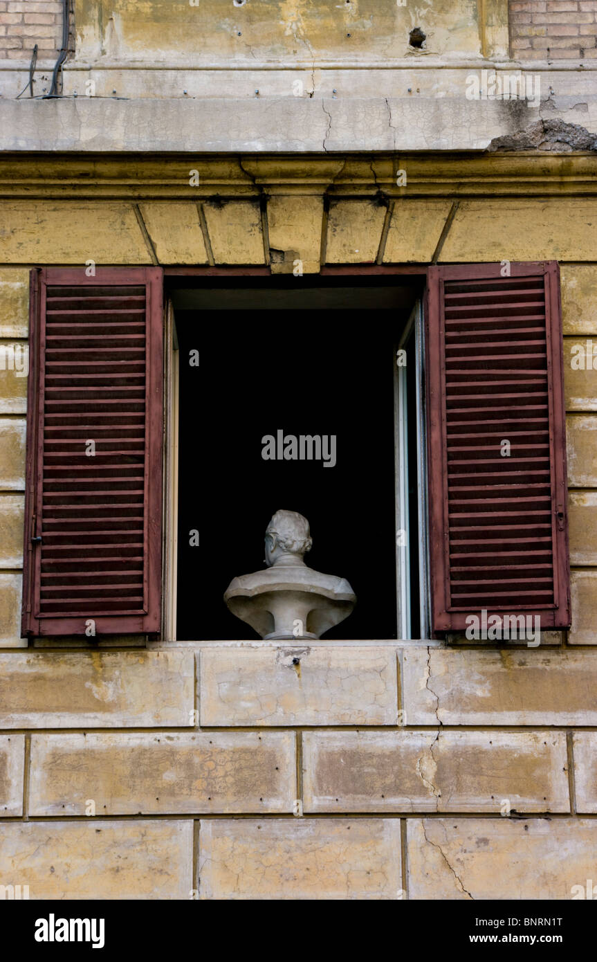 Finestra tipica immagini e fotografie stock ad alta risoluzione - Alamy