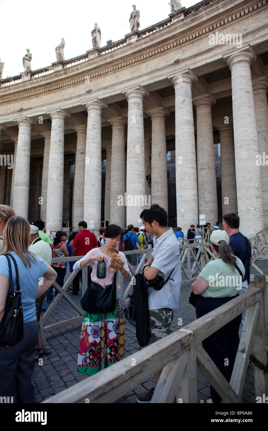 Turisti che aspettano in fila per entrare nella cattedrale immagini e ...