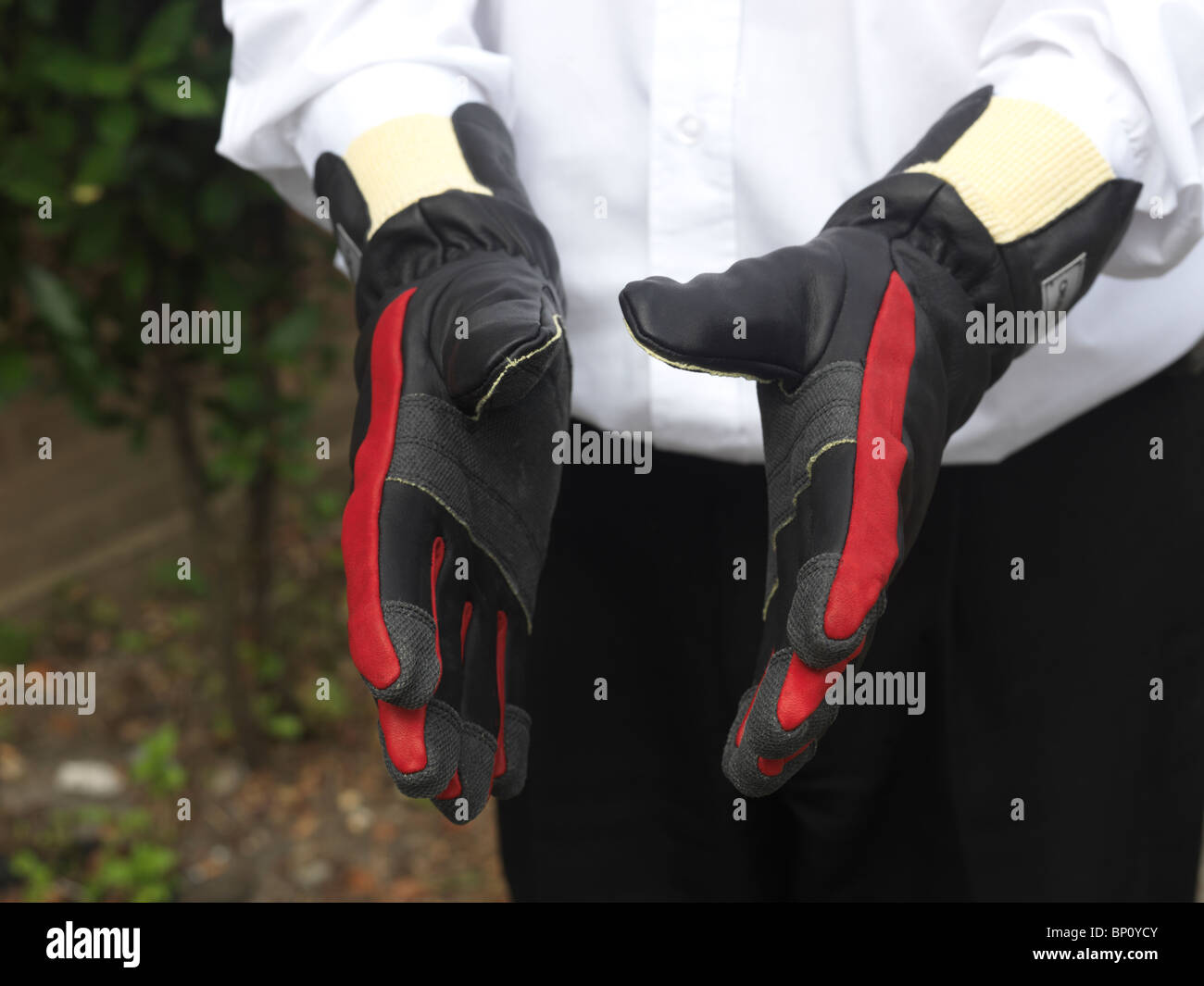 Un vigile del fuoco indossando i guanti Foto stock - Alamy