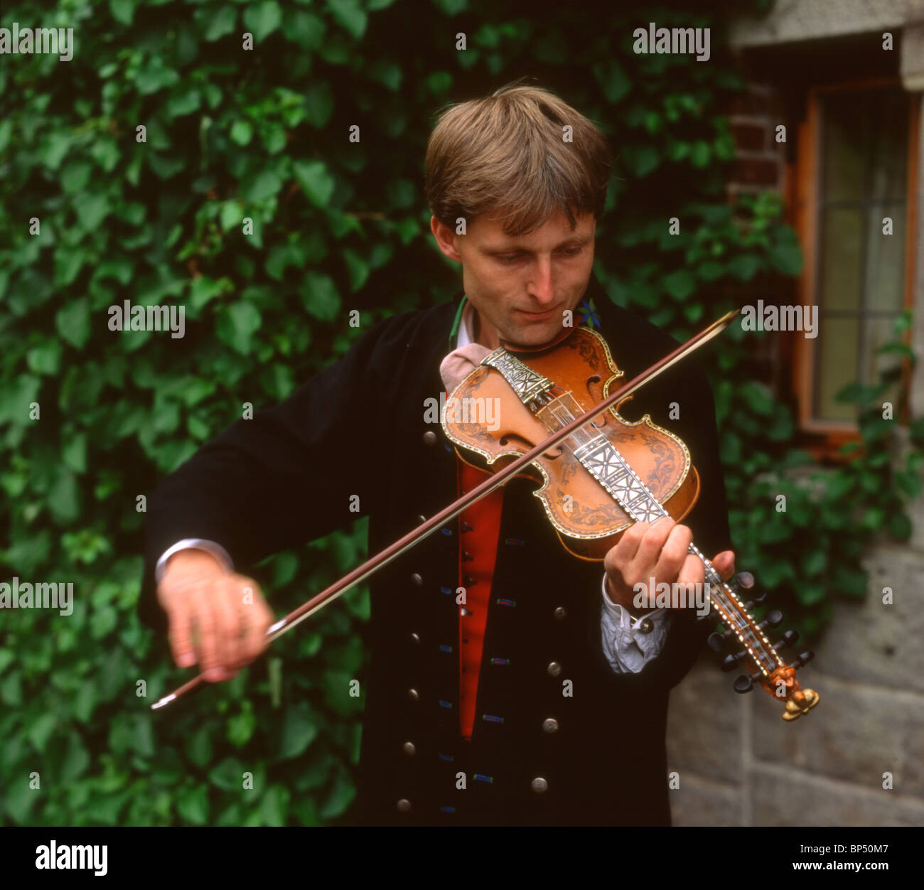 Violino hardanger immagini e fotografie stock ad alta risoluzione - Alamy