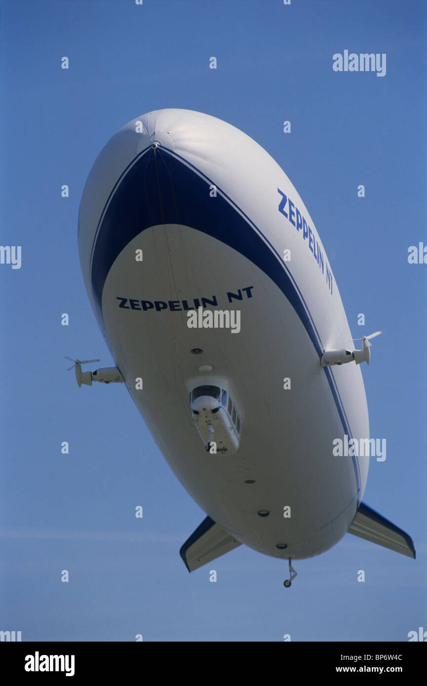 Dirigibile volante immagini e fotografie stock ad alta risoluzione - Alamy