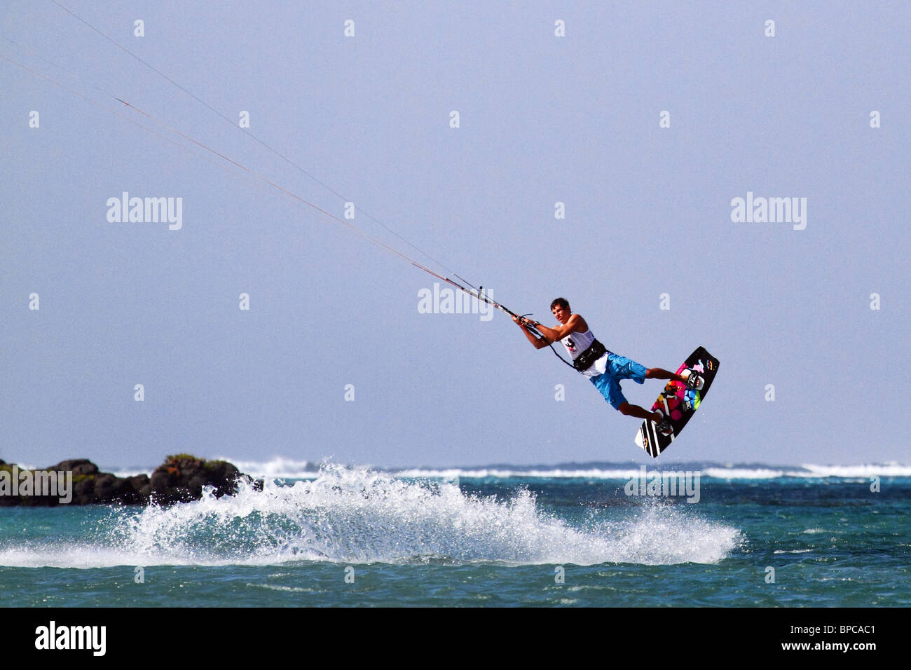 Kitesurfer in volo immagini e fotografie stock ad alta risoluzione - Alamy