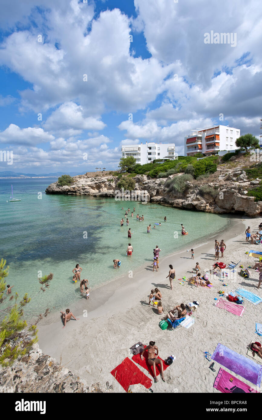 Spiaggia di maiorca persone nuotare prendere il sole immagini e fotografie stock ad alta ...