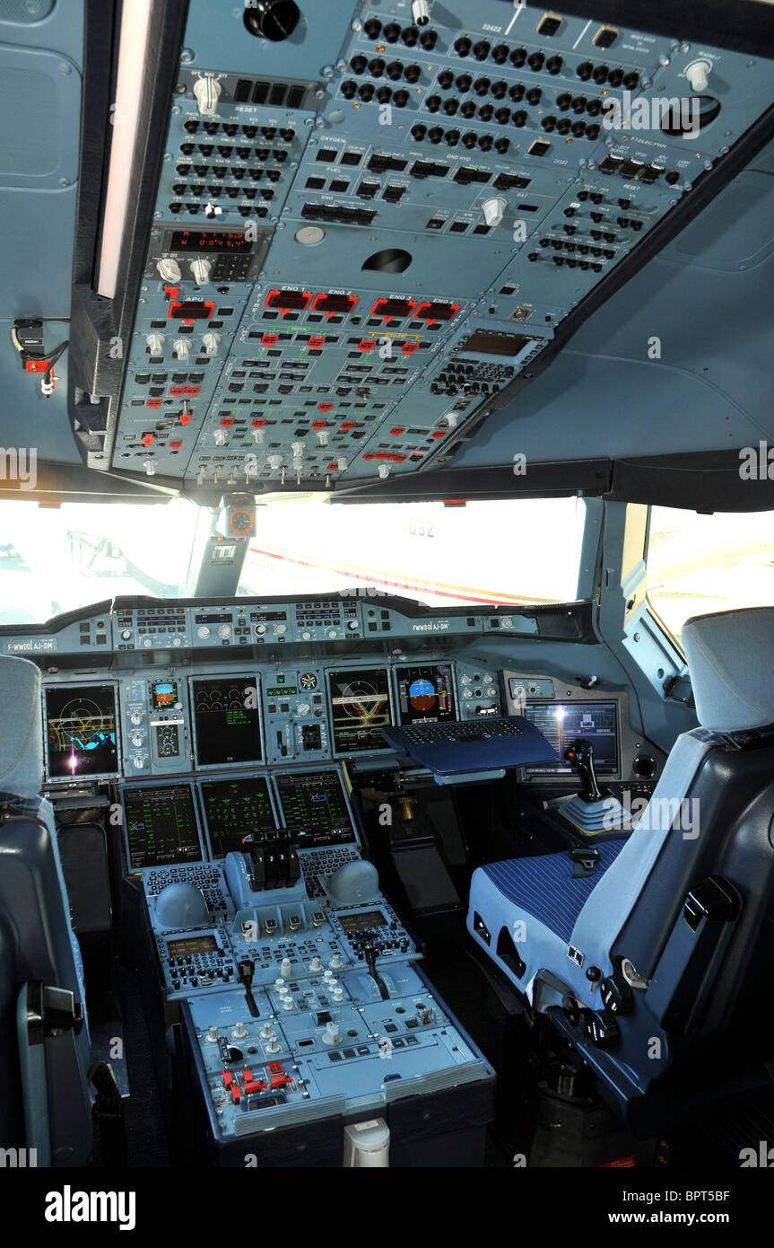 Cockpit flight controls immagini e fotografie stock ad alta risoluzione ...