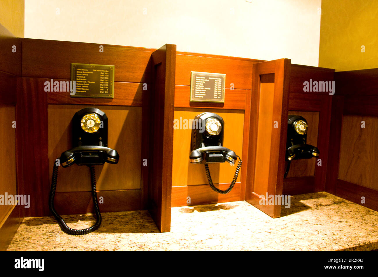 Vintage telephone immagini e fotografie stock ad alta risoluzione - Alamy