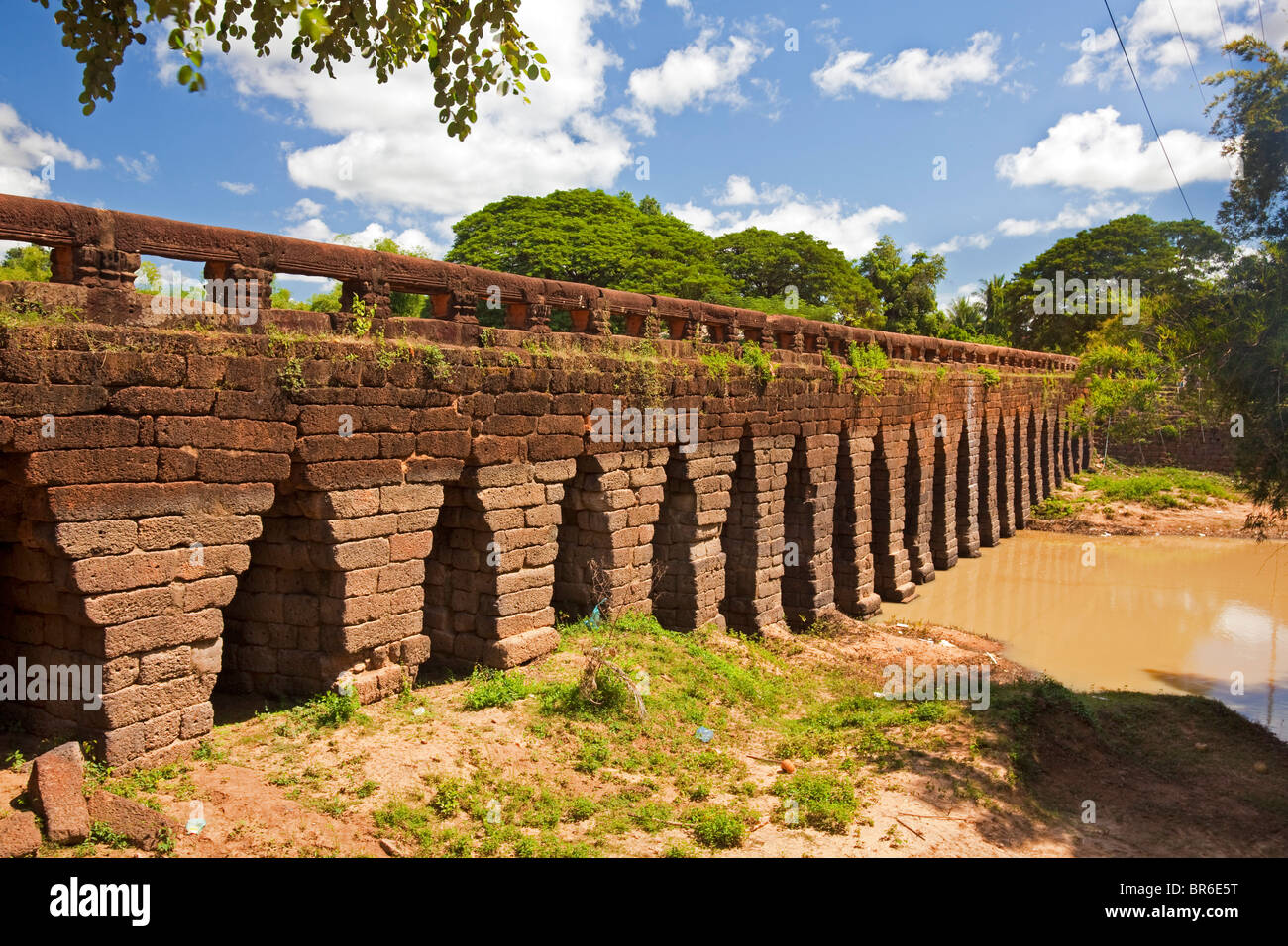 Attraversamento del ponte antico immagini e fotografie stock ad alta ...