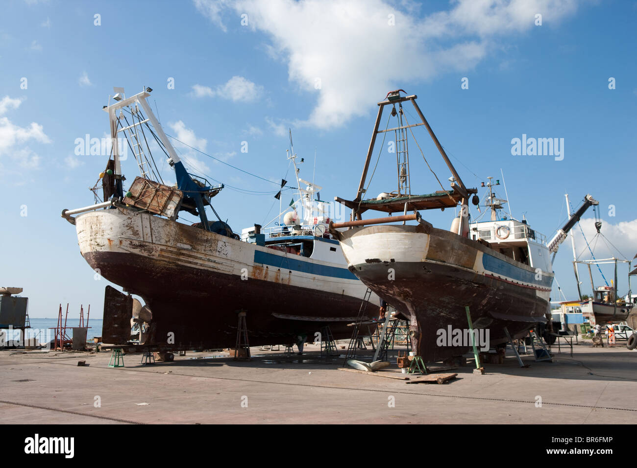 Barche da pesca pescherecci da traino in cantiere navale Mar ...