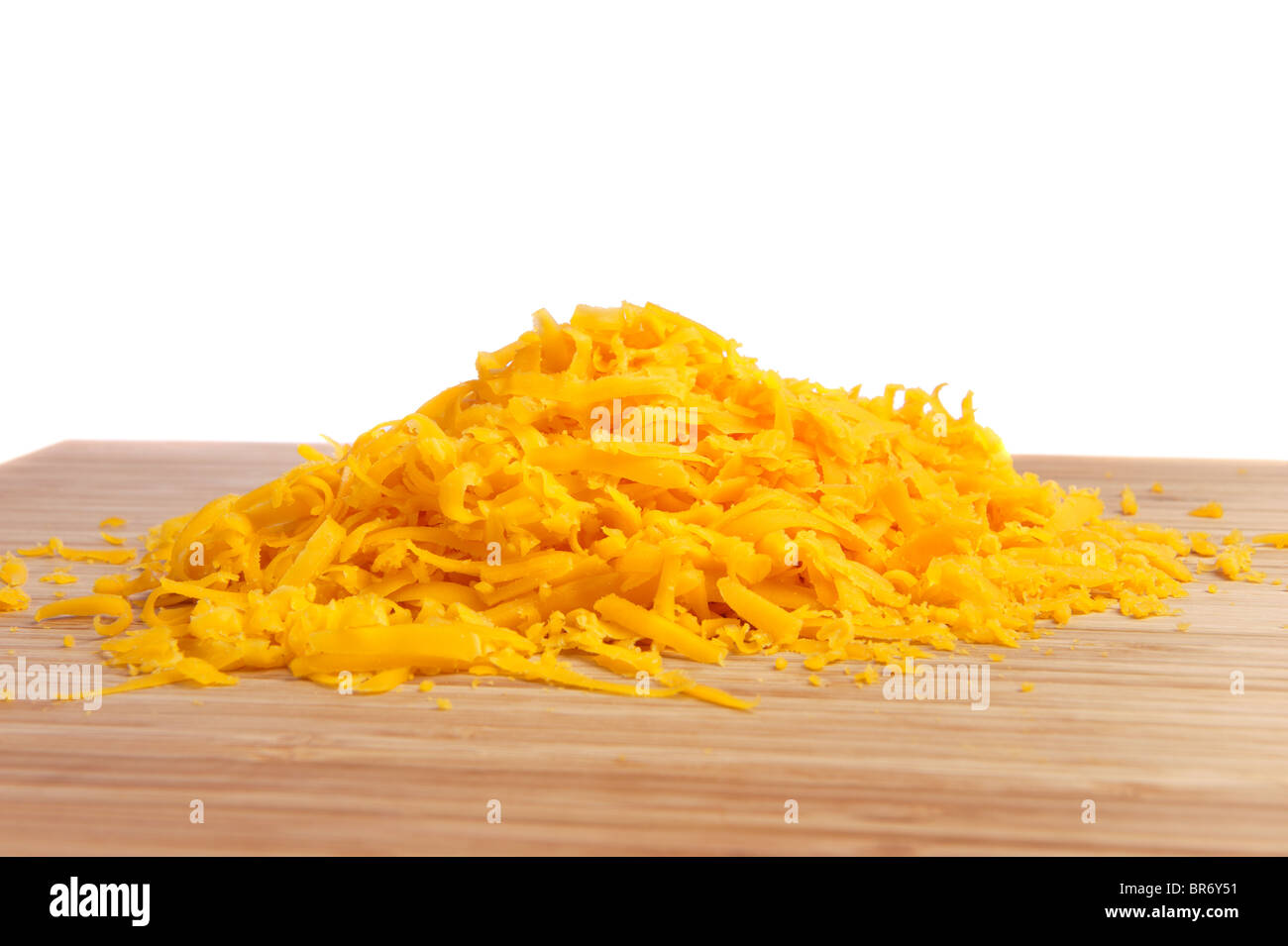 Appena il formaggio grattugiato su un tagliere con uno sfondo bianco ...