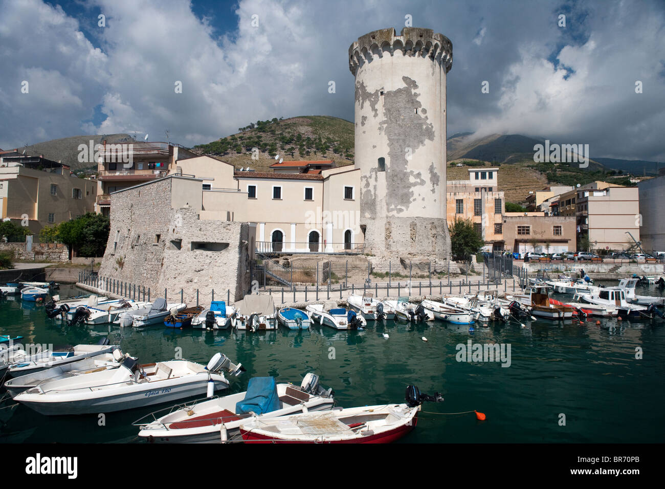 Barche touristic nel piccolo porto di Formia Italia Foto stock - Alamy