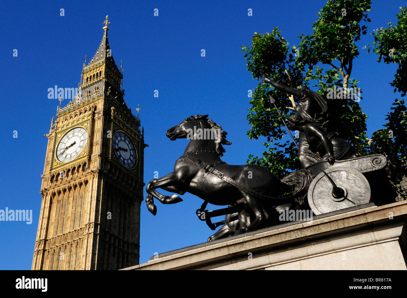 Statua di Boudicca,regina degli Iceni e Big Ben, London, England, Regno ...
