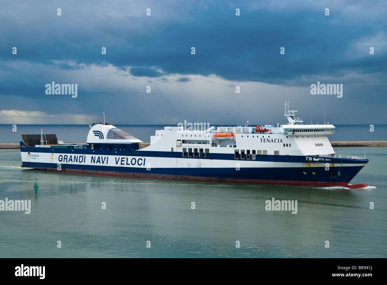 La nave traghetto tenacia (Grandi Navi Veloci) da Palermo entrando nel ...