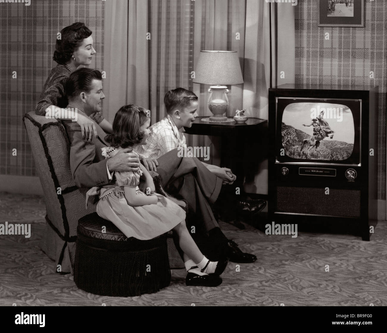 Degli anni Cinquanta la famiglia di guardare la televisione Foto stock ...