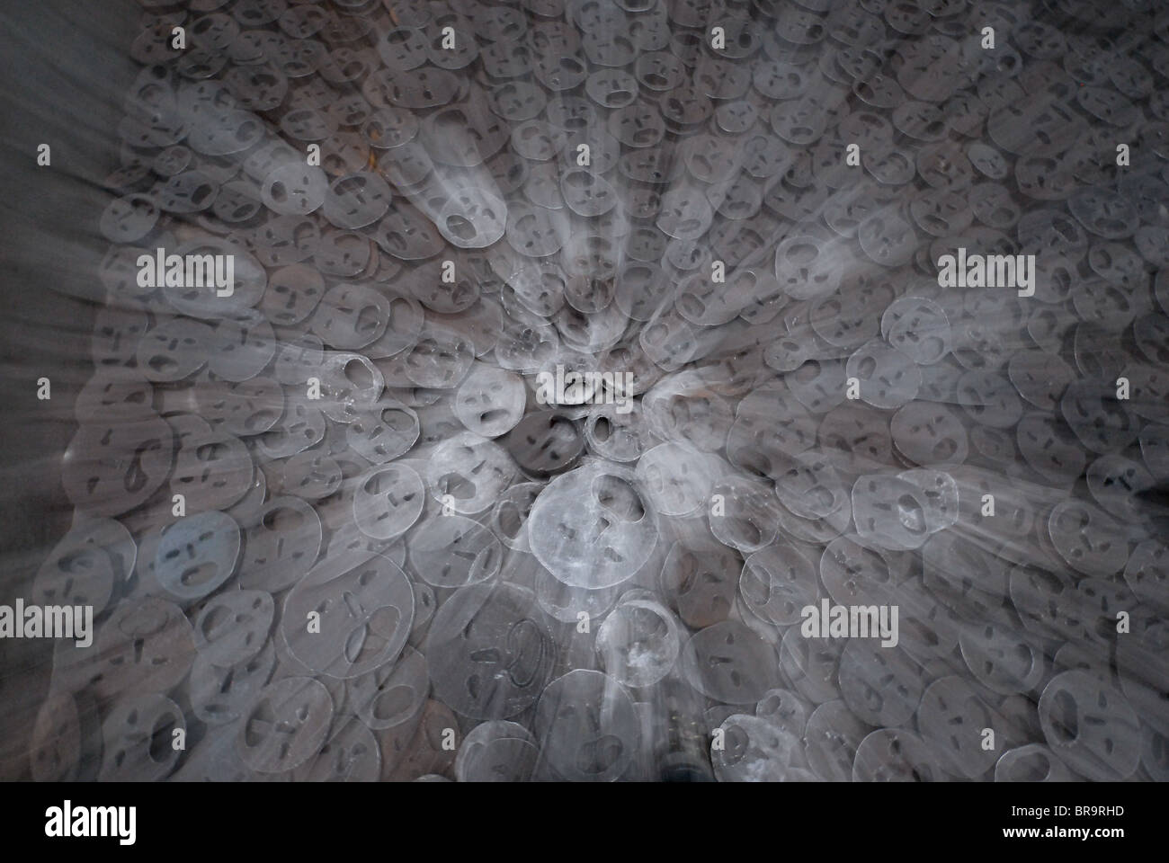 Shalechet - memoria Void , cast lingotti di acciaio a forma di facce in ...