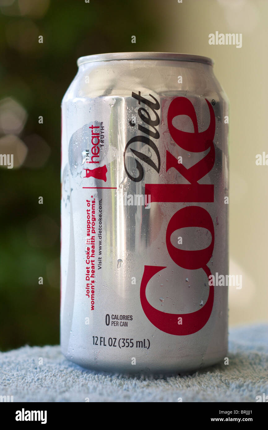 Una lattina di coca cola coca cola immagini e fotografie stock ad alta ...