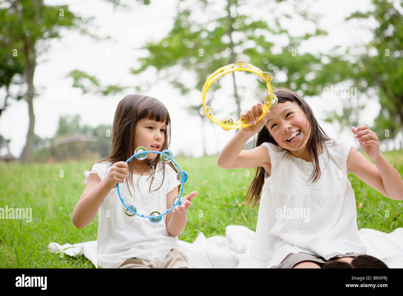 Ragazze con tamburelli immagini e fotografie stock ad alta risoluzione ...