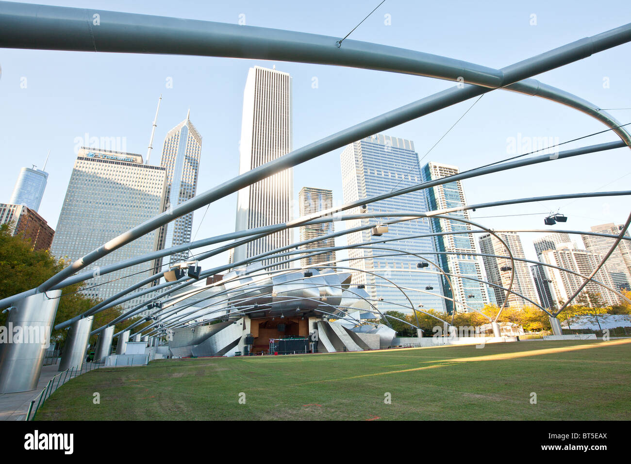 Jay pritzker pavillion millennium park chicago skyline immagini e ...