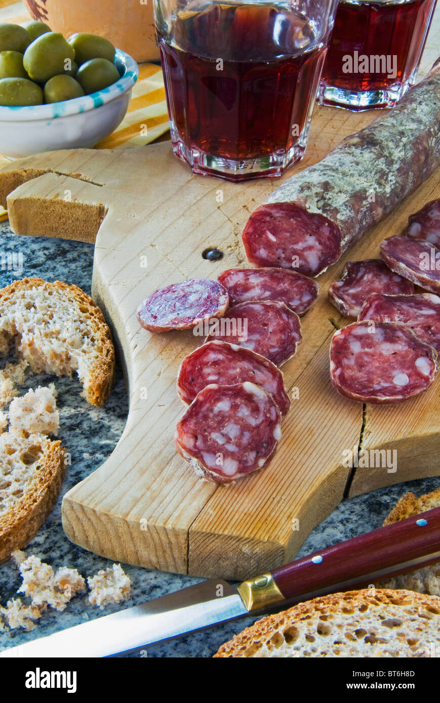 Lo spagnolo Fuet salami, Fuet è il catalano sottile, indurito ...