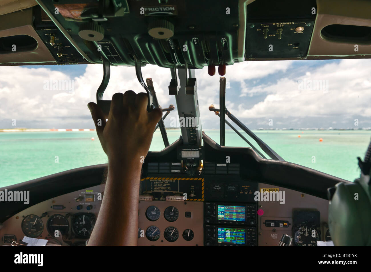 Pilot cockpit landing immagini e fotografie stock ad alta risoluzione ...