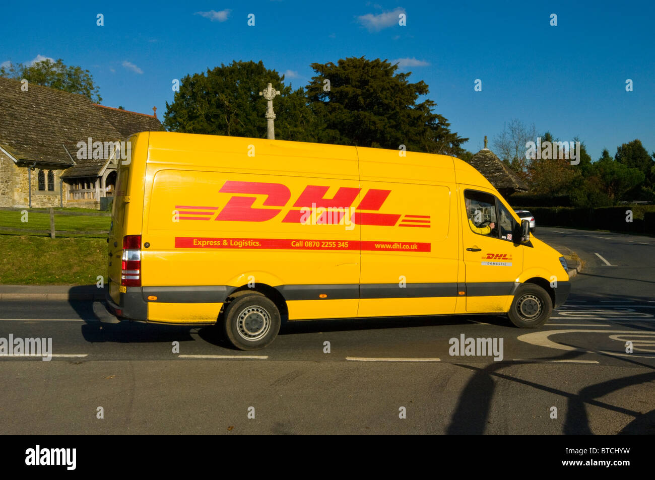 Dhl delivery immagini e fotografie stock ad alta risoluzione - Alamy