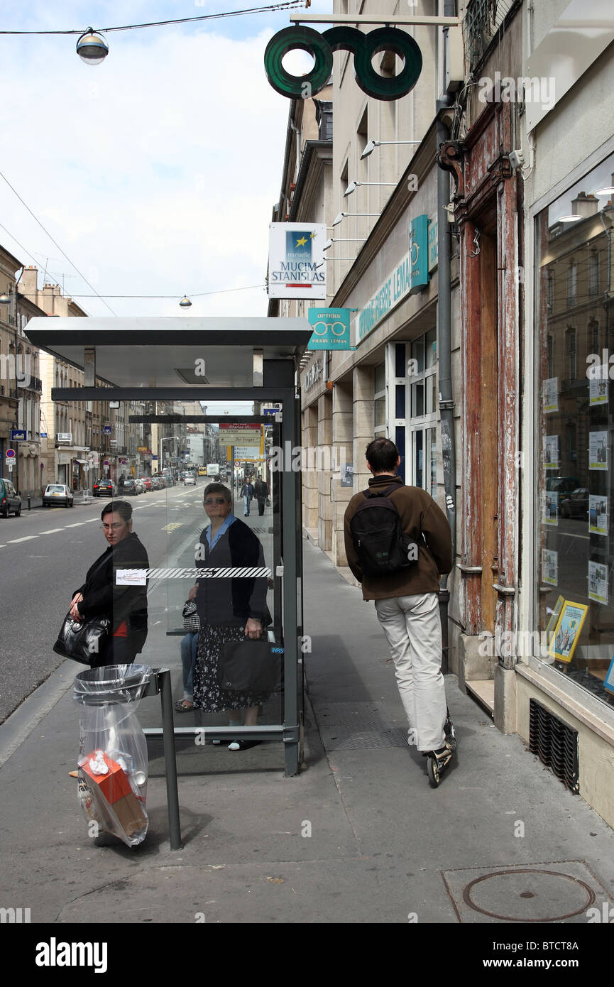 Femmine in attesa dell'autobus immagini e fotografie stock ad alta ...