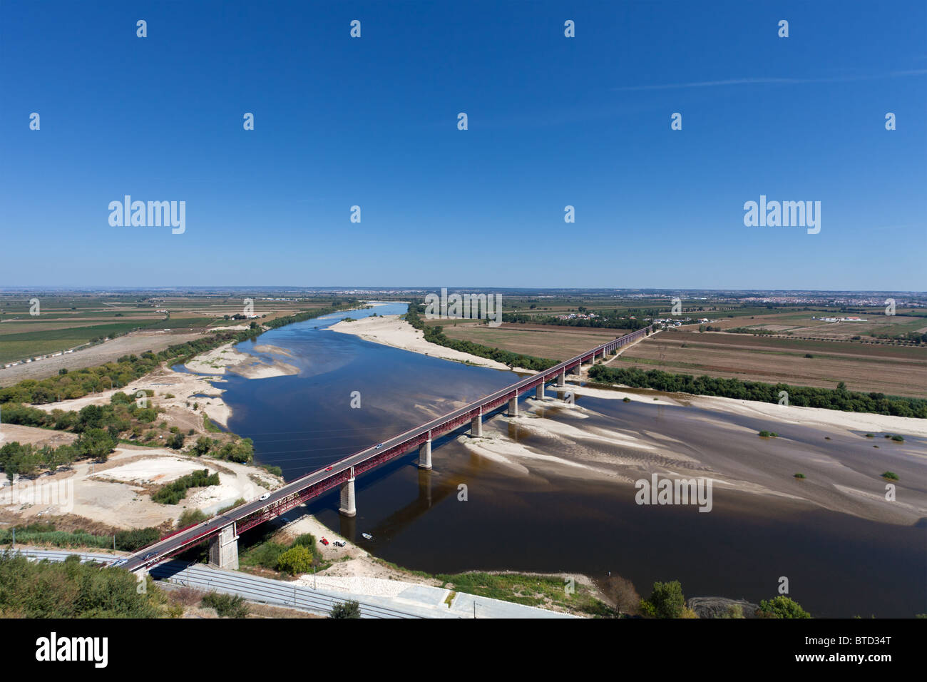 Fiume Tago (Rio Tejo), Dom Luis I Bridge e il Leziria panorama visto da ...
