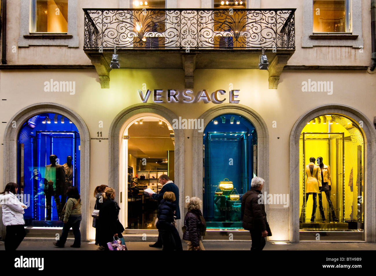 Versace boutique, negozi, Via Montenapoleone, Milano Foto stock - Alamy