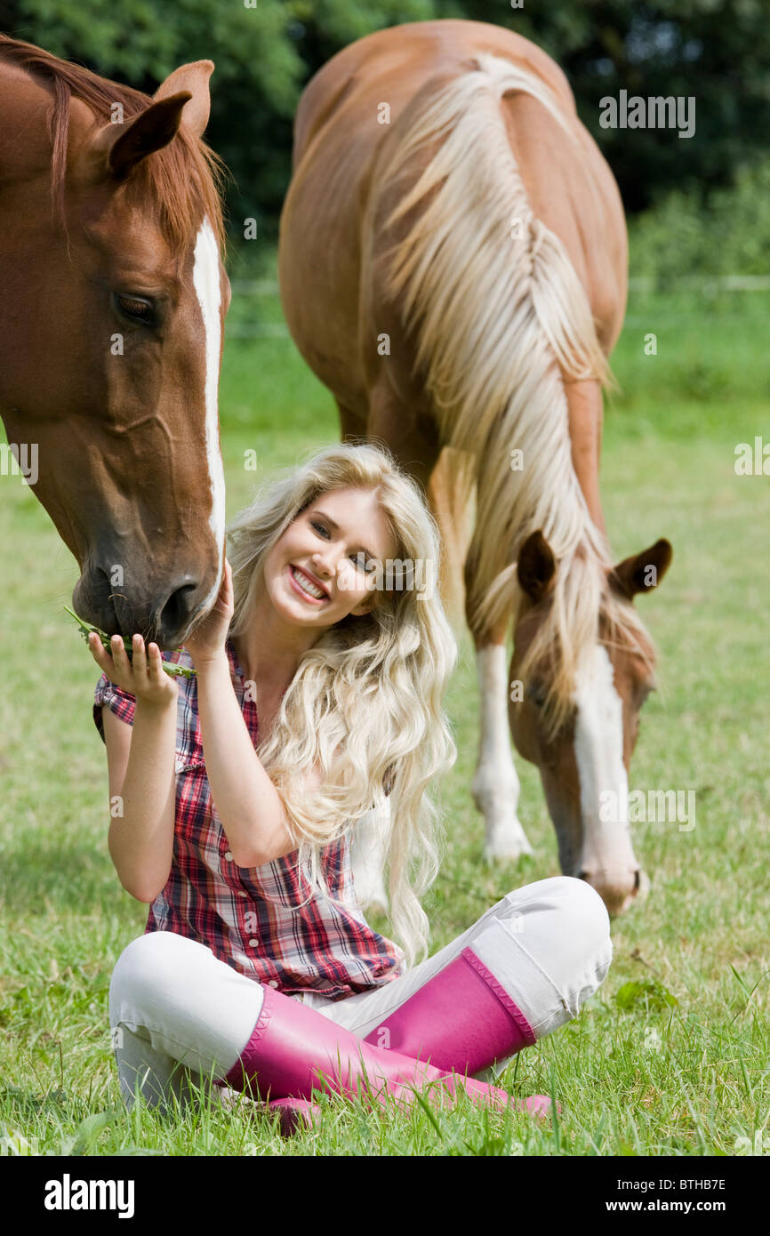 Cavallo al parco immagini e fotografie stock ad alta risoluzione - Alamy