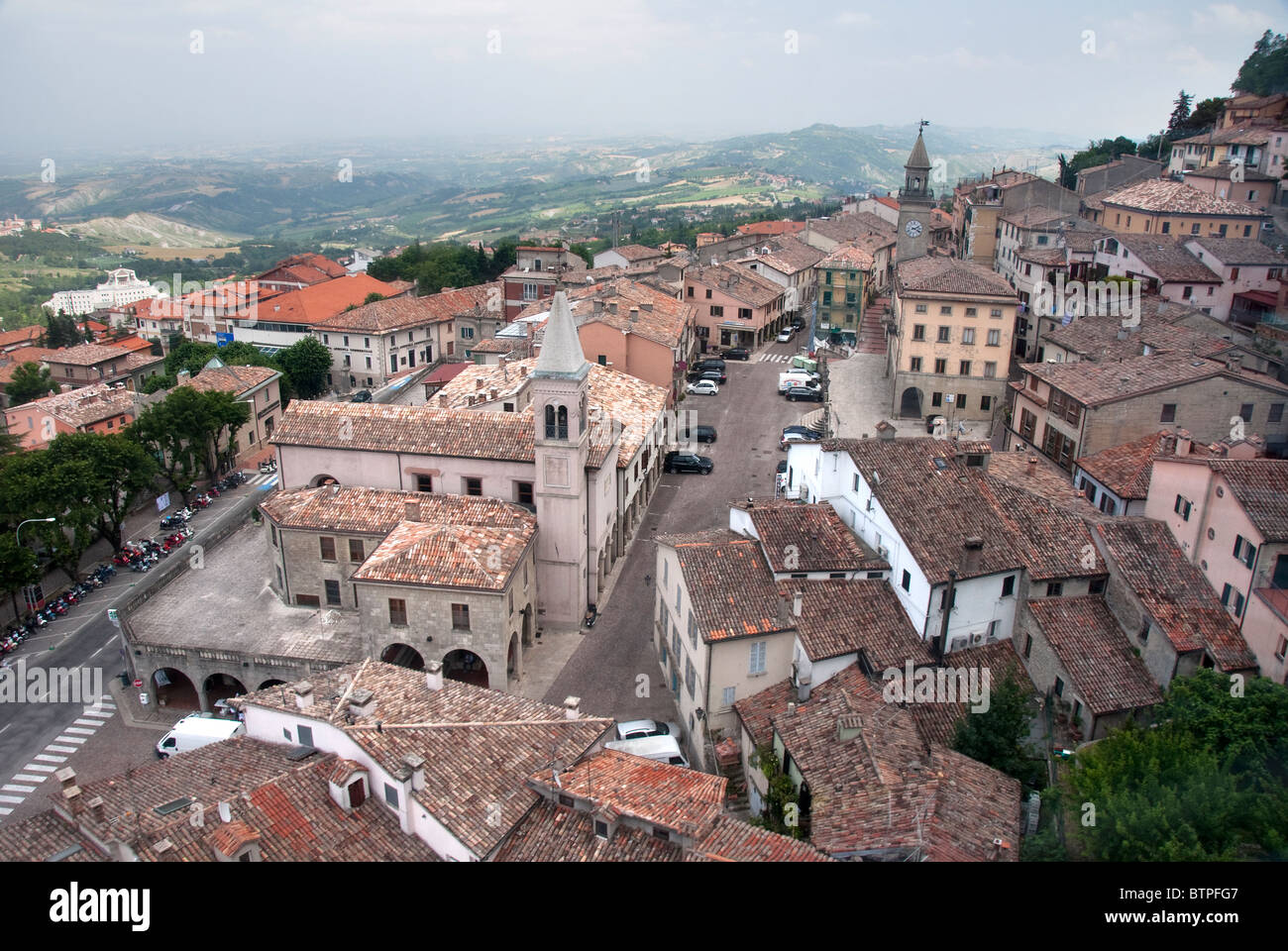 Piazza Mercatale di Borgo Maggiore nella Repubblica di San Marino Foto ...