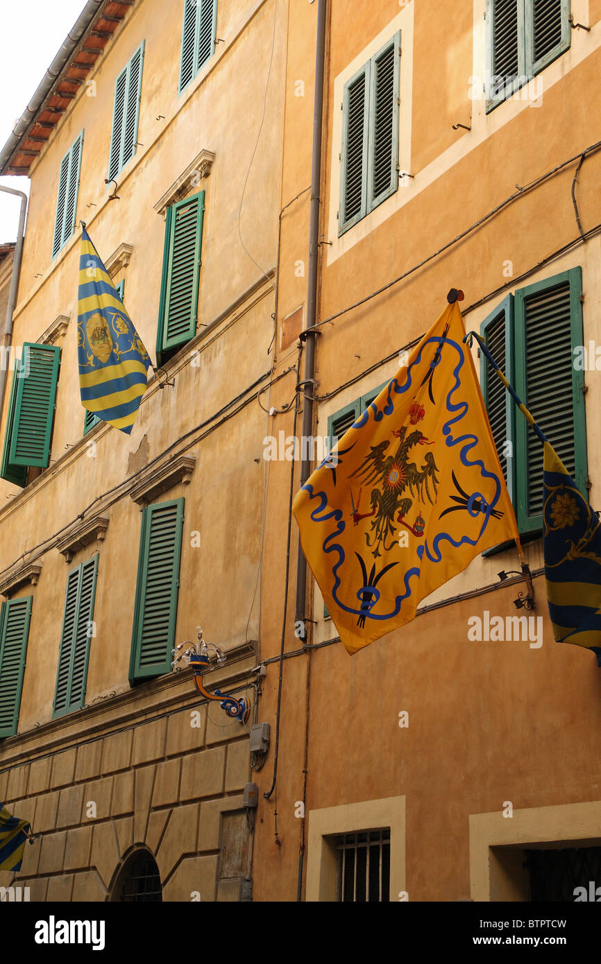 Bandiera italiana siena immagini e fotografie stock ad alta risoluzione ...