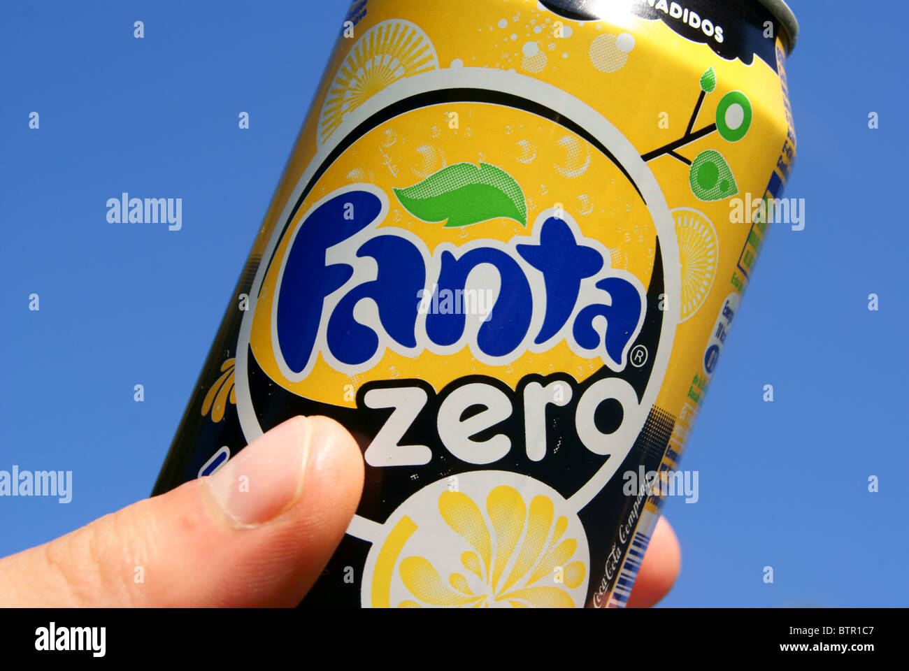 Fanta can hand immagini e fotografie stock ad alta risoluzione - Alamy