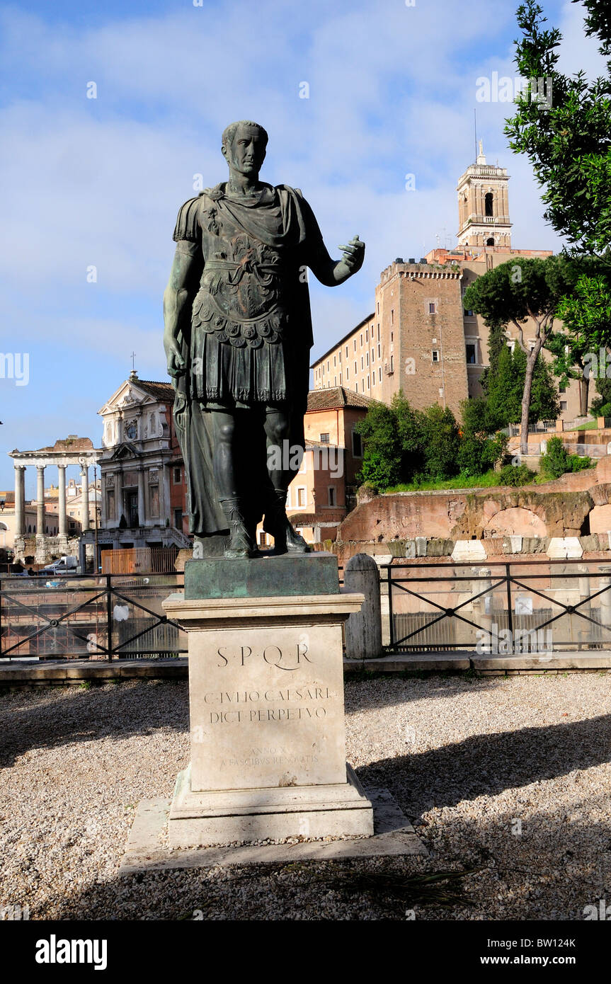 Statua in bronzo di Giulio Cesare con il Foro Romano dietro, Fori ...