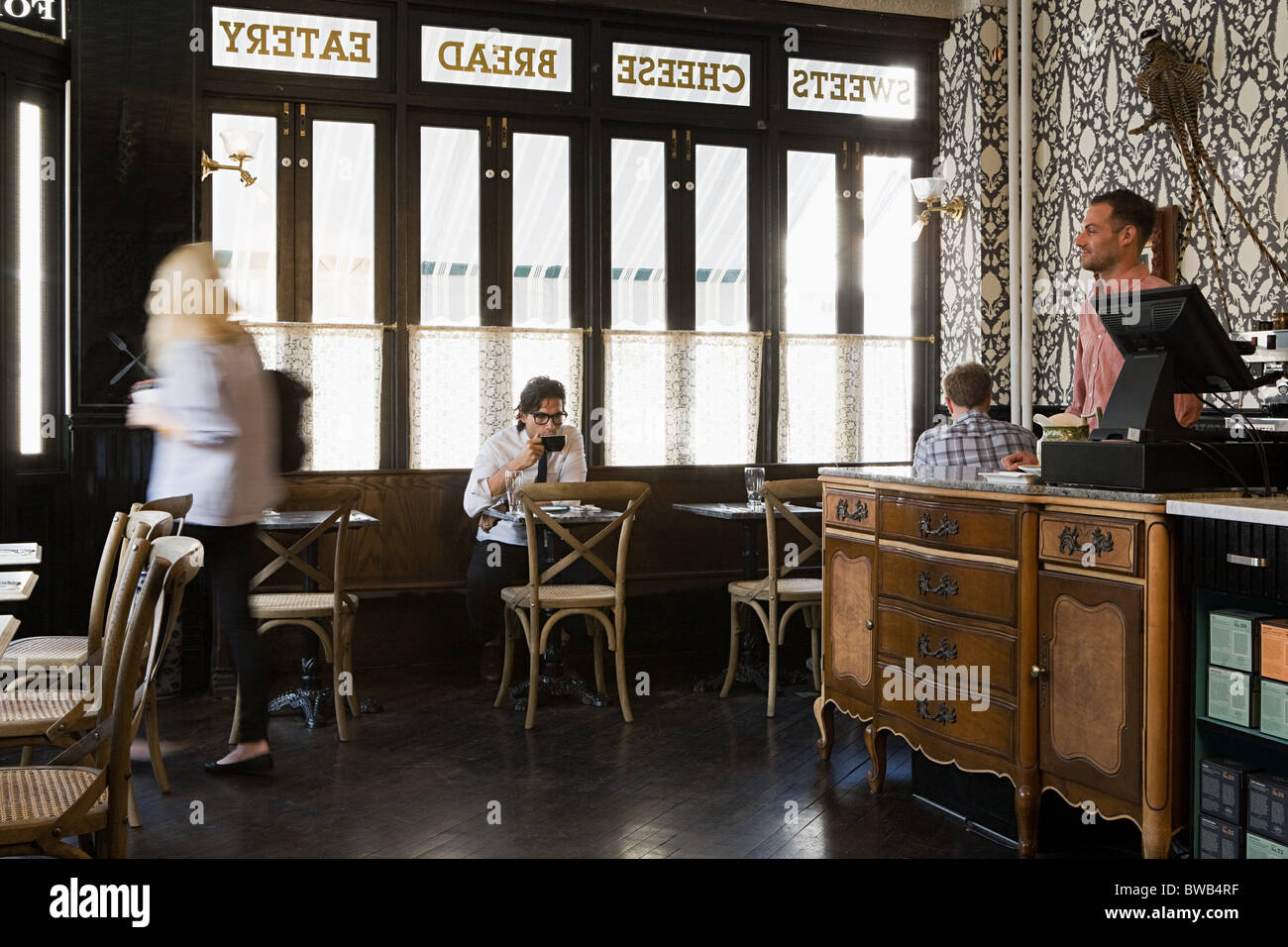 Quattro persone al tavolo del bar immagini e fotografie stock ad alta ...