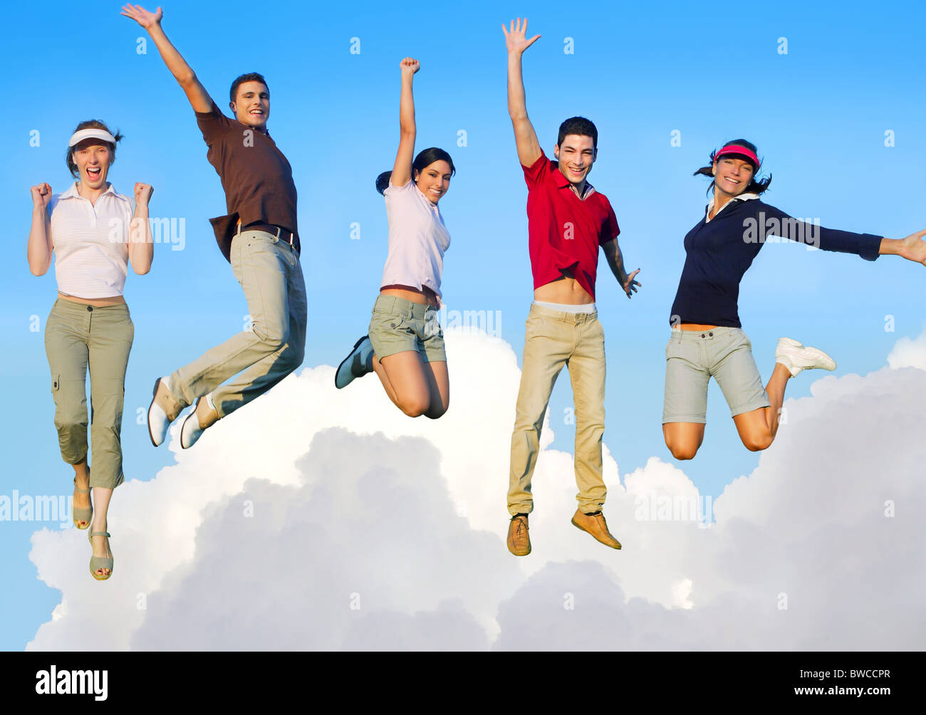 Saltando i giovani felici gruppo volare nel cielo le nuvole Foto stock ...