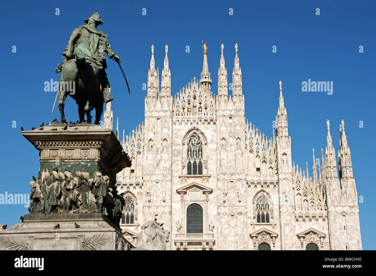 Facciata gotica del Duomo di Milano in Piazza del Duomo e Monumento a ...
